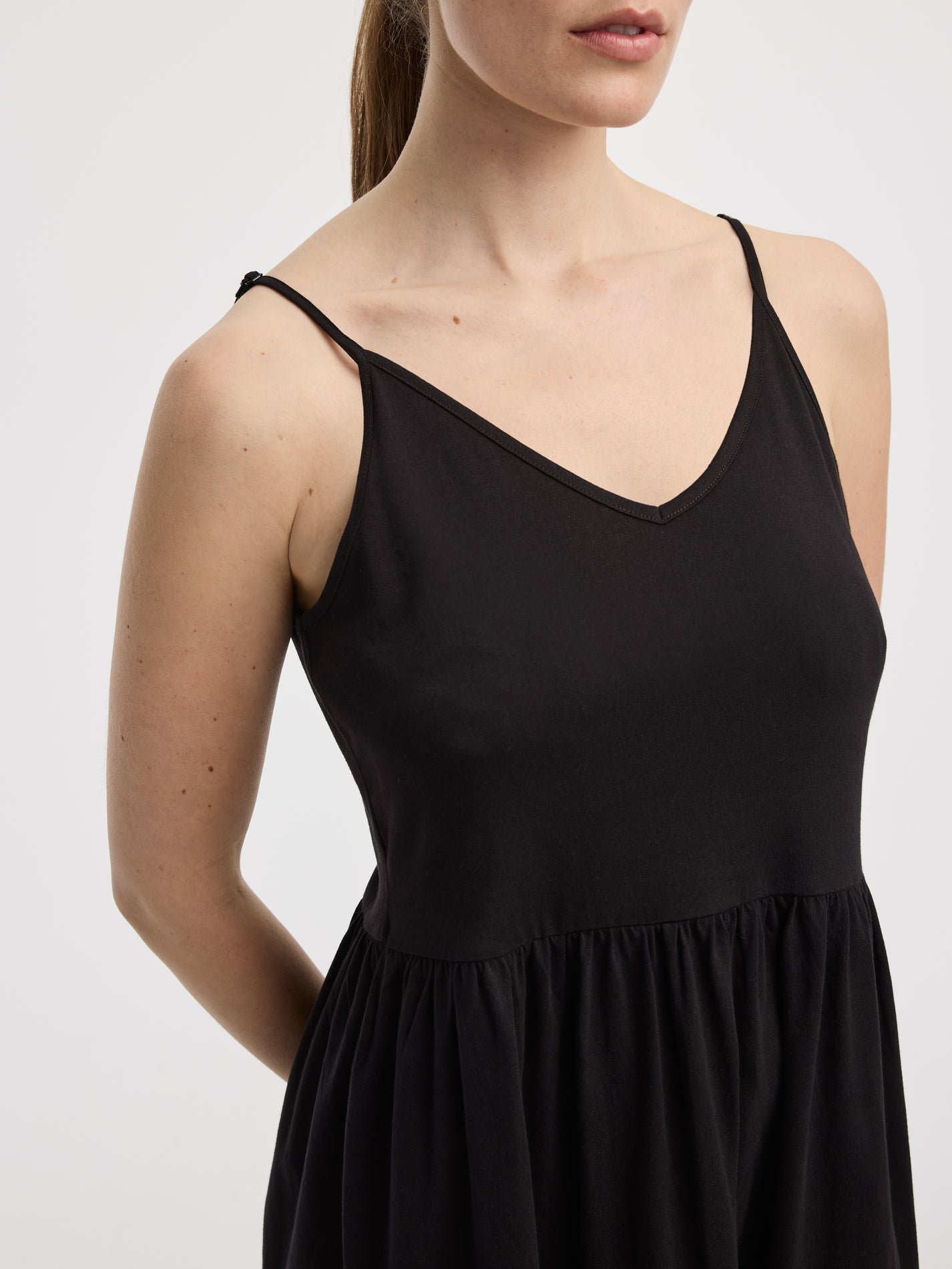 Robe midi sans manches à col en V pour femmes en tricot jersey | Reitmans