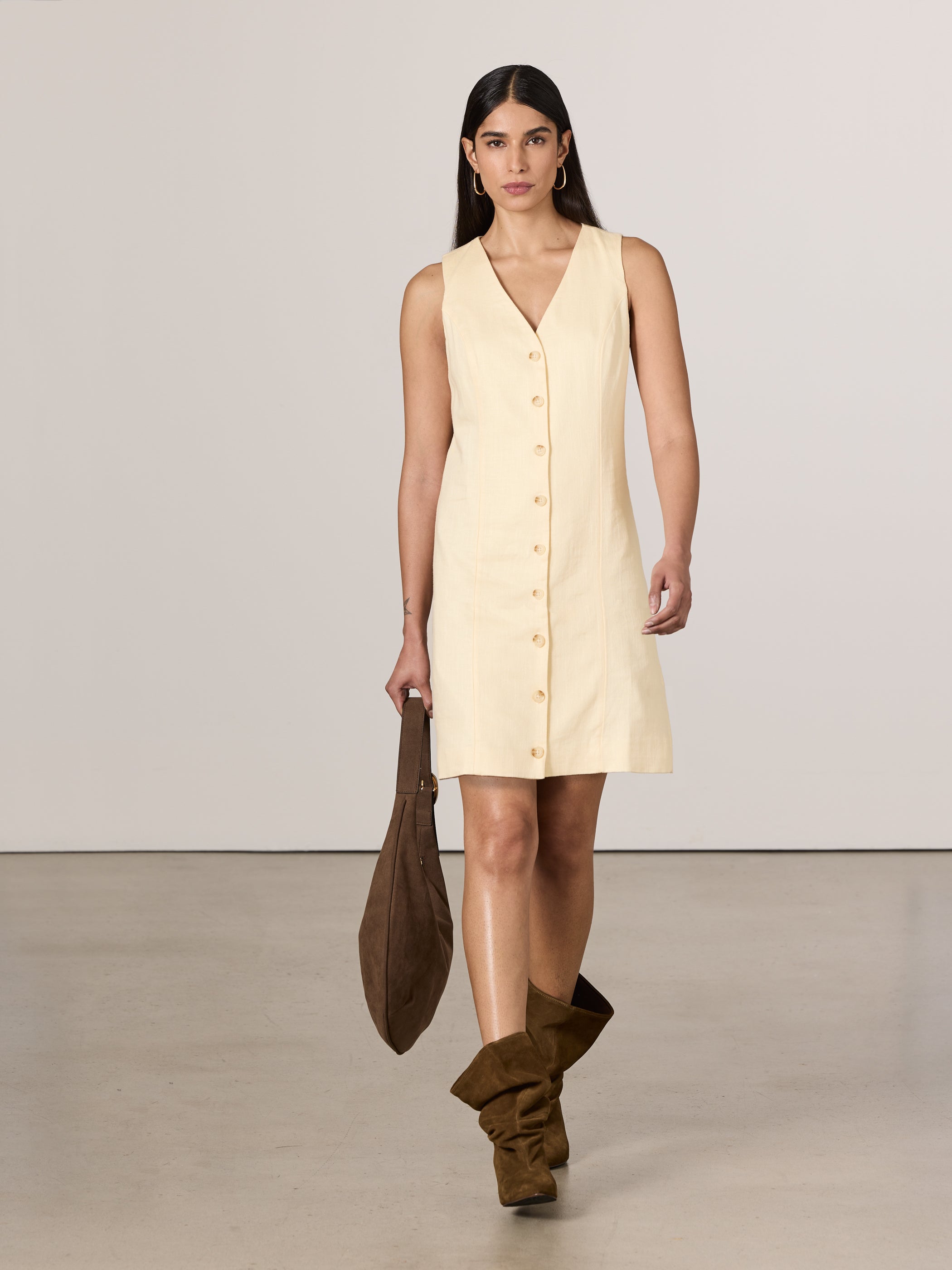 Sleeveless Buttoned-Down Mini Dress with V Neck – Linen Blend | Reitmans
