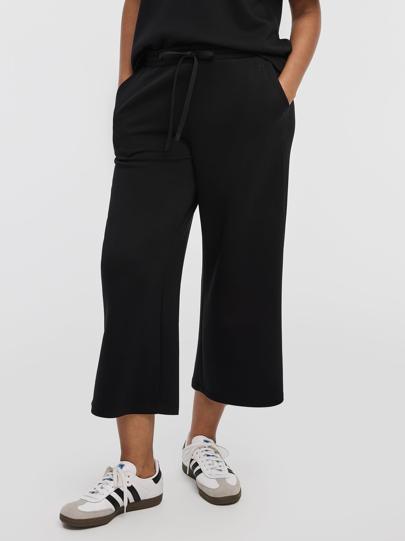Women’s Cropped Wide-Leg Pants with Stretch Knit – HYLUX | Reitmans